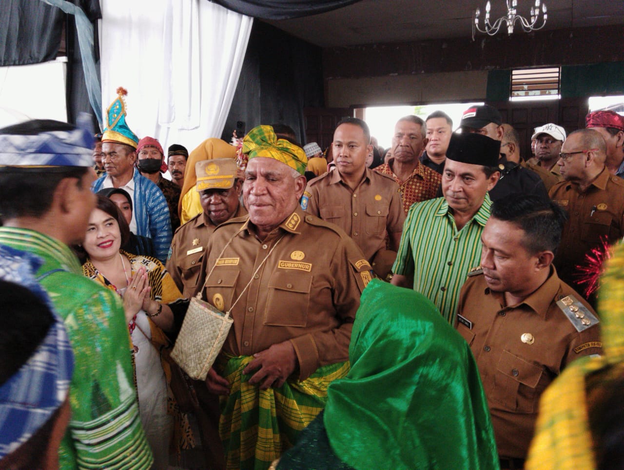 Mengenakan Kain Kampurui, Paulus Weterpauw Dikukuhkan Sebagai Sesepuh ...